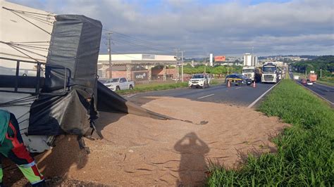 Carreta Carregada Com Soja Tomba Na Br 376 Em Ponta Grossa E