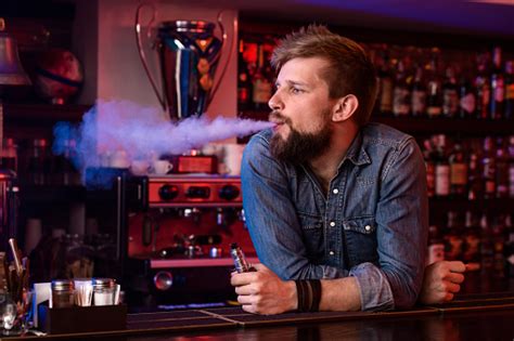 Vape입니다 증기의 구름에서 Vaping 남자입니다 사진은 Vape 바에 상점에 대한 스톡 사진 및 기타 이미지 상점