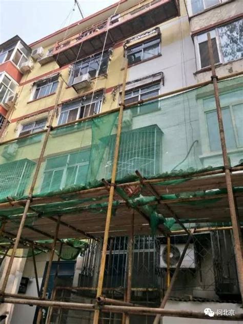 旧楼房外面搭了架子修房子外面的架子房子外面大山谷图库