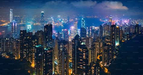 홍콩의 유명한 전망 빅토리아 피크에서 바라보는 홍콩 고층 빌딩의 스카이라인 도시 풍경은 저녁 블루 아워에 조명됩니다 홍콩 중국 사진 Unsplash의 홍콩 이미지