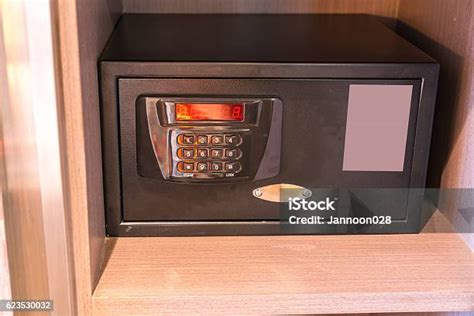 전자 잠금 장치가 있는 안전 상자여과된 이미지 처리 빈타 0명에 대한 스톡 사진 및 기타 이미지 0명 가정의 방 보안