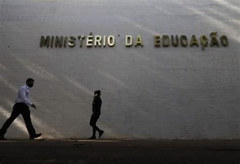 À Espera Do Ministério Da Educação