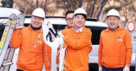뉴스1 Pick 안전모 쓴 이준석 개혁신당 첫 현수막 설치는 내손으로 직접