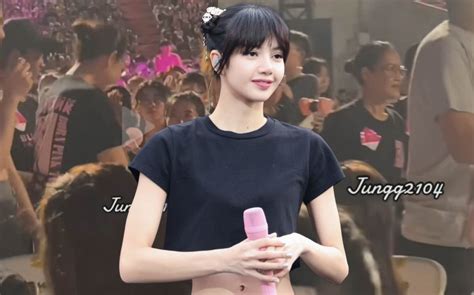 Gia đình Lisa đến xem con gái diễn ghi điểm với hành động tinh tế Saostar vn