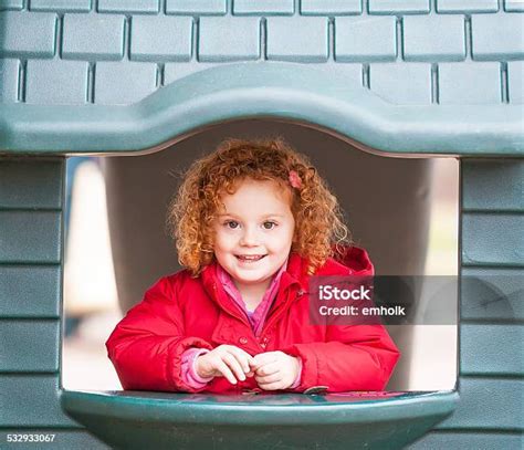 여자아이 게임하기 야외 플레이하우스 2 3 살에 대한 스톡 사진 및 기타 이미지 2 3 살 2015년 가을 Istock
