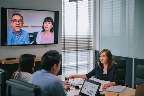 아시아 화이트 칼라 노동자는 회사 직원과 화상 회의 화상 콜을 갖는 회의 회의실 이사회에서 외국인 투자자와 화상 통화를 인수