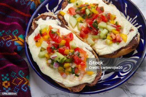 오악 사카 치즈와 피코 데 갈로 소스를 곁들인 몰레 멕시코 음식 오악사카에 대한 스톡 사진 및 기타 이미지 오악사카 0명 건강한 식생활 Istock