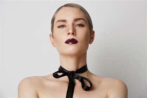 Potret Model Pirang Wanita Muda Yang Cantik Dengan Mata Cokelat Besar