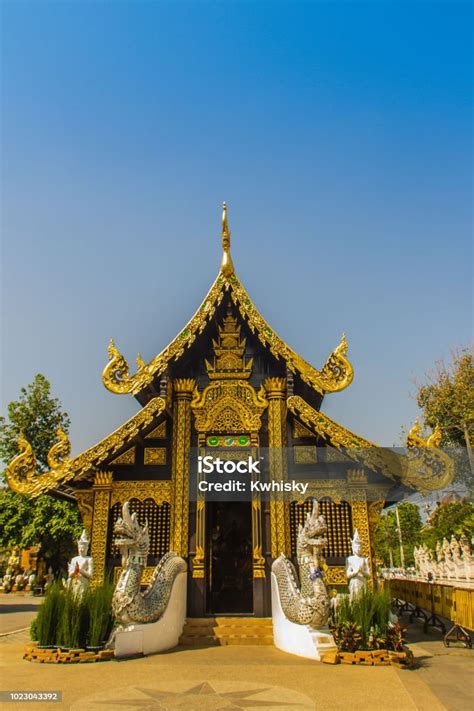 Wat Inthakin Sadue 무앙 치앙마이 태국에서 란 나 스타일의 건축에서 아름 다운 황금 불교 교회 와트
