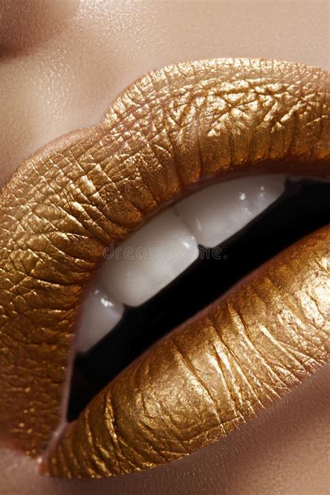 Mooie Close Up Met Vrouwelijke Mollige Lippen Met Gouden Kleurenmake Up