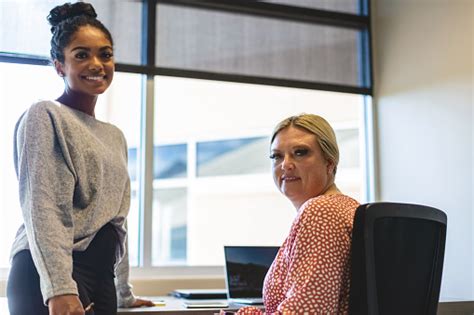 미국 서부의 사무실에서 함께 일하는 흑인과 백인 여성 사진 시리즈 2명에 대한 스톡 사진 및 기타 이미지 2명 동업자 사무실 Istock