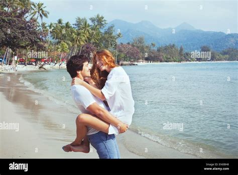Junge Familie Am Strand Fotos Und Bildmaterial In Hoher Auflösung Alamy