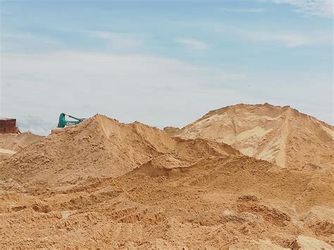 មានទទួល ចាក់ដីឥដ្ថ ដីល្បាយខ្សាច់ ដីក្រហម ធ្វើផ្លូវ និង មានលក់ ឥដ្ថ ខ្សាច់ ថ្ម គ្រប់ប្រភេទ