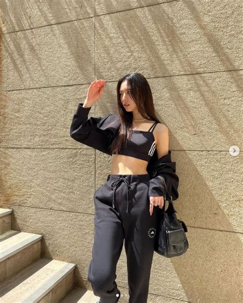 있지 유나 크롭탑으로 섹시하게봄햇살에 더해진 이쁨TEN 텐아시아