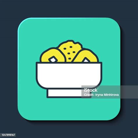 채워진 윤곽선 Chow Mein On Plate 아이콘은 파란색 배경에 분리되어 있습니다 아시아 음식 청록색 사각형 버튼 벡터
