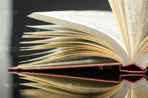 打开书，木桌上的精装书。回到学校。副本的空间。