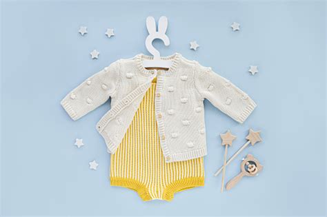 토끼 귀가있는 귀여운 옷걸이에 노란 니트 장난 꾸러기와 점퍼 패션 신생아 옷 플랫 레이 상단 뷰 0명에 대한 스톡 사진 및 기타 이미지 Istock