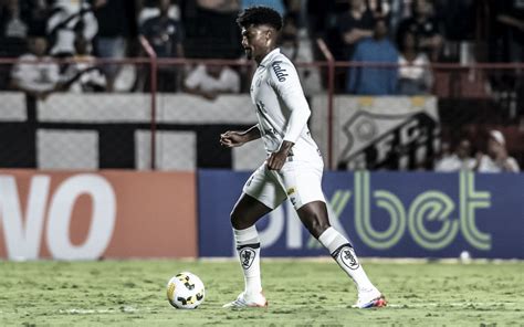 Santos comunica a suspensão de contrato de Eduardo Bauermann