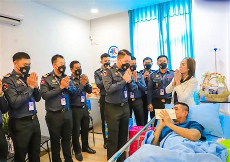 ថវិកាចំនួន ២០ ០០០ដុល្លារ ត្រូវបាន ឧត្តមសេនីយ៍ឯក រ័ត្ន ស្រ៊ាង ចាត់ចែងប្រគល់ជូនដល់ ឧត្តមសេនីយ៍ត្រី