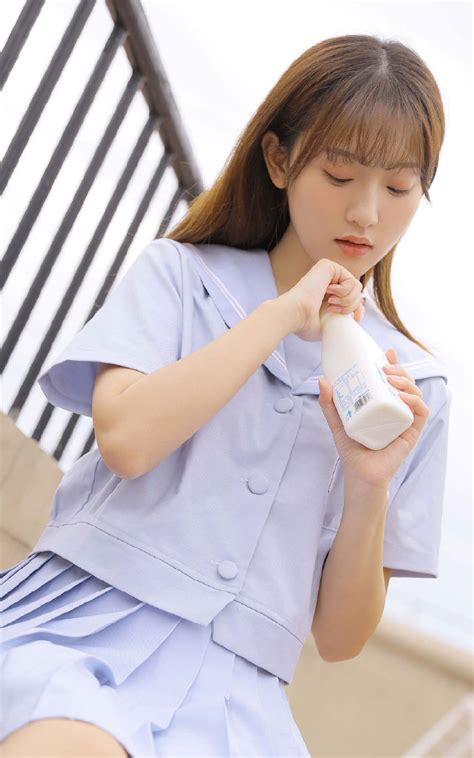 元气青春美女学生妹制服写真 唯美可人的学院美女图片写真 三千图片网