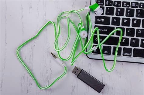 키보드 노트북 플래시 드라이브와 이어폰 나무 배경 전자 장비 0명에 대한 스톡 사진 및 기타 이미지 0명 Usb 메모리