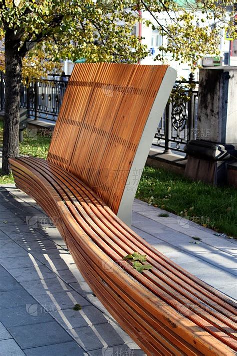 在城市秋季公园的长椅上。现代设计。素材 花瓣网