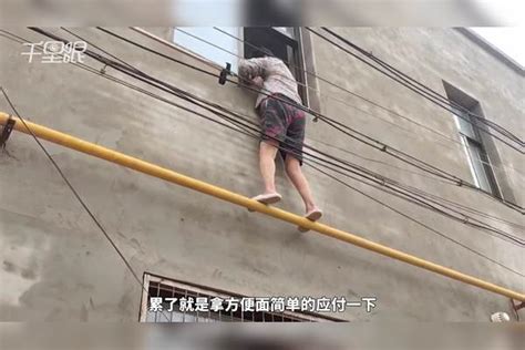 【河北】12名救援队员沿4米深水路连续13小时解救群众五百余人，称用坏两艘冲锋舟没吃一口热饭