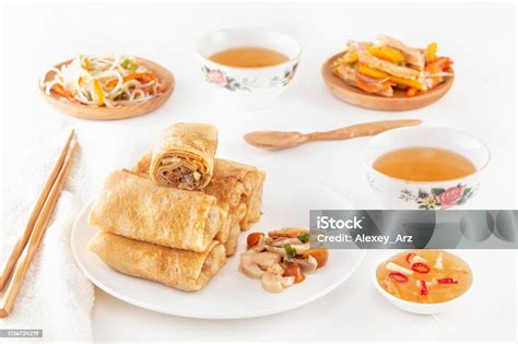 흰색 배경 샐러드 담 샘 스낵과 차 한잔에 접시에 채워진 전통 중국 토르티야 건강한 생활방식에 대한 스톡 사진 및 기타 이미지 건강한 생활방식 고기 고기 파이