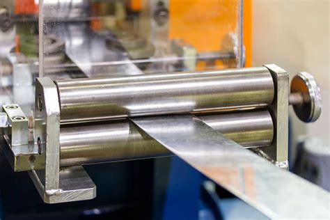 산업용 제조를 위해 공장에서 자동 연속 금속 판롤 성형 기계의 롤러 공급 장치 닫기 금속 박판에 대한 스톡 사진 및 기타 이미지 금속 박판 구부리기 원기둥 Istock