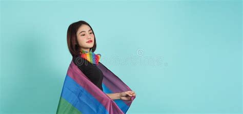 Lgbtq女孩和骄傲旗 性感女同性恋和男同性恋旗帜站立 库存图片 图片 包括有 女同性恋者 二等分