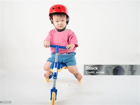 작은 Asain 아기 유아는 흰색 바탕에 세 발 자전거 자전거를 타고 가족에 대한 스톡 사진 및 기타 이미지 가족 귀여운 균형 Istock