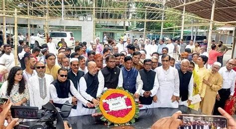 বঙ্গবন্ধুর প্রতিকৃতিতে ঢাকা জেলা আওয়ামী লীগের শ্রদ্ধা