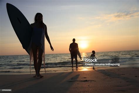 여름방학을 맞아 황금빛 석양이 지는 해변에서 해변놀이를 즐기는 아버지 어머니 아들로 구성된 행복한 가족입니다 행복한 가족과 휴가