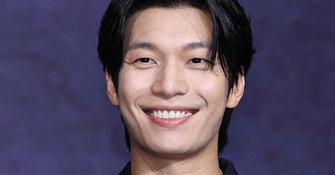 포토s 위하준 밝은 미소로 하트