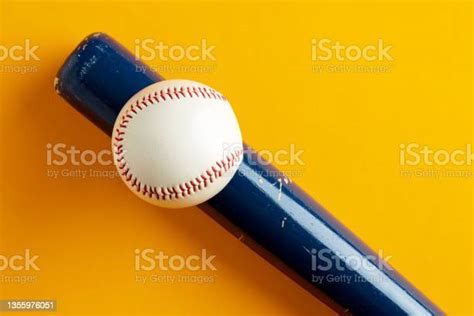 노란 배경에 나무 야구 방망이에 야구 공 0명에 대한 스톡 사진 및 기타 이미지 0명 가죽 개념 Istock
