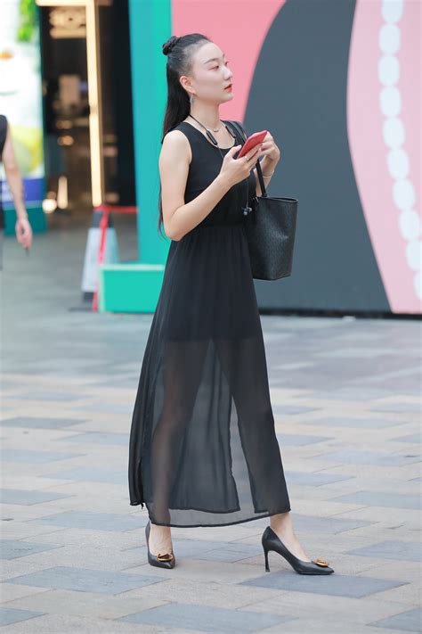 시주청 가지 거리 사진 작품 검은색 실크 가죽 스커트를 입은 여자친구 사진 V2ph