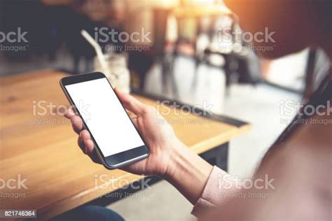 여자 카페에서 흰색 화면으로 스마트 휴대 전화를 사용 하 여 스마트폰에 대한 스톡 사진 및 기타 이미지 스마트폰 전화