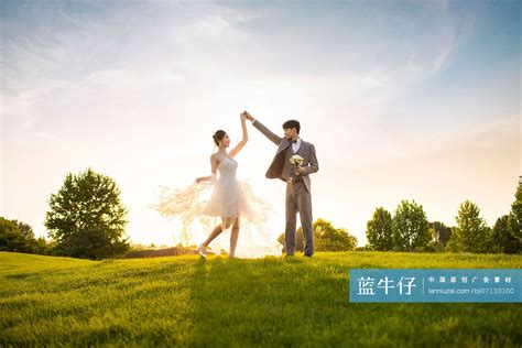 快乐的新郎新娘在草地上跳舞 蓝牛仔影像 中国原创广告影像素材