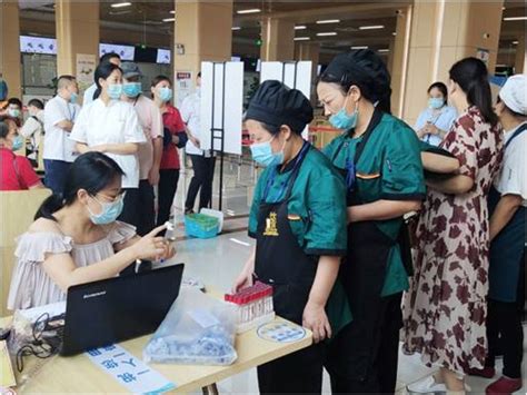 饮食服务中心组织从业人员进行健康检查 中国地质大学后勤保障部