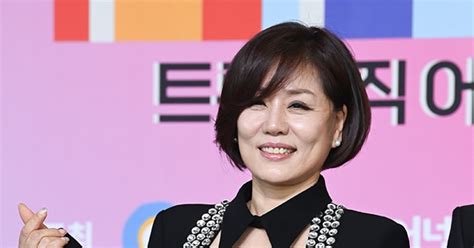 St포토 한혜진 한껏 멋낸 의상