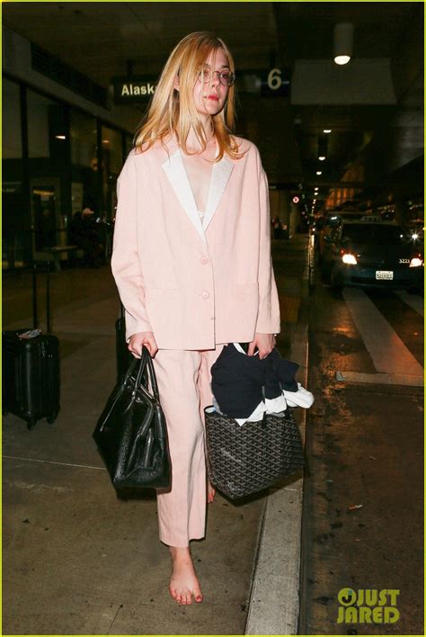 Photo Elle Fanning Goes Barefoot At Lax Airport00312mytext Photo