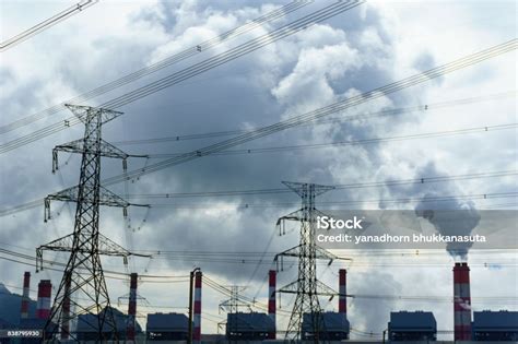 高電壓 500 Kv 輸電線路及煤塔消防電廠釋放蒸汽從堆疊在早上背景電力或氣候變化的概念 照片檔及更多 冷凝管 照片 冷凝管 南邦府