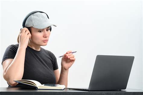 mulher jovem ocupada em fones de ouvido trabalhando no laptop fazendo