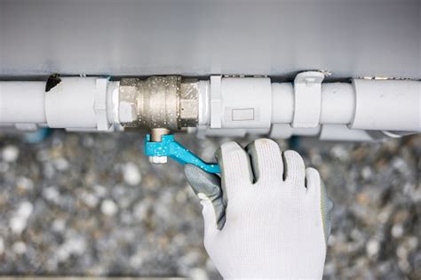 수돗물 수도꼭지를 들고 남성 배관공 작업자 설치 파이프 시스템 손 배관 검사 서비스 및 수리 가정 주방에 대한 스톡 사진 및