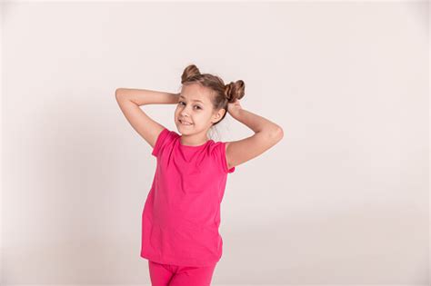 흰색 고립 된 배경에 분홍색 옷을 입은 꼬리를 가진 아름다운 소녀의 초상화 귀여운에 대한 스톡 사진 및 기타 이미지 귀여운