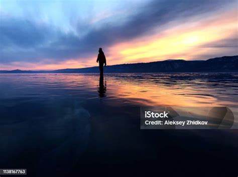 소녀는 저녁에 물 위를 걷는다 카 르 파티 안 러시아 유럽 바이칼 호수 건강한 생활방식에 대한 스톡 사진 및 기타 이미지 건강한 생활방식 걷기 마우이 Istock