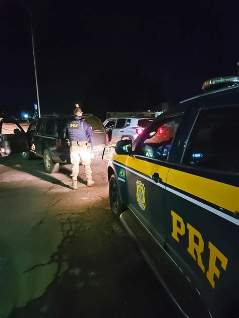 Prf Prende Dois Homens Com 20 Mil Maços De Cigarros Contrabandeados Nas