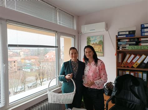 Кметът на Вършец инж Иван Лазаров зарадва с мартенички своите служители