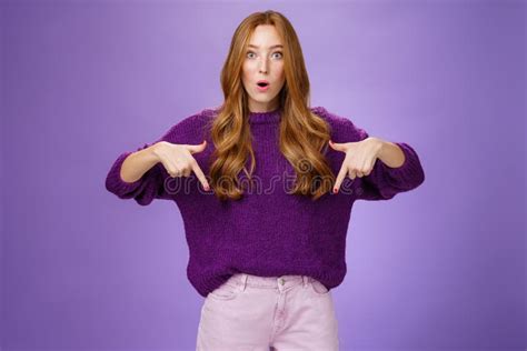 Espere O Que é Isso Retrato De Uma Mulher Inquieta E Emocionada