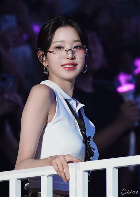 Pin On 장원영🐰